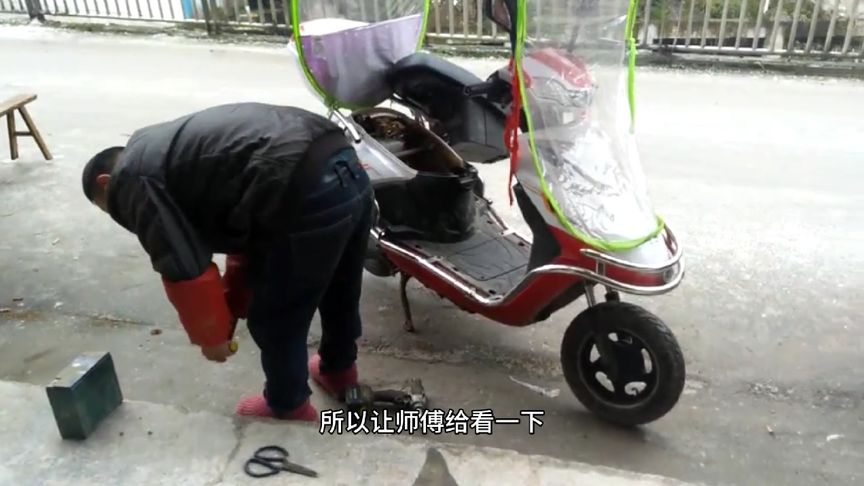 电动车电瓶坏了,找师傅修理