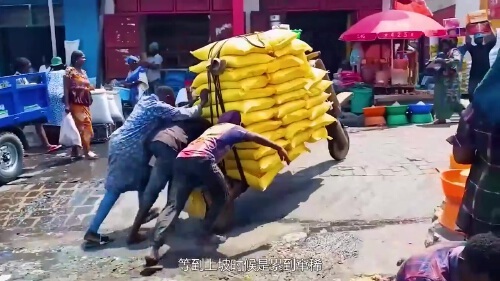 非洲最便宜的交通工具木板车,成本仅有几块木头,运行纯靠势能