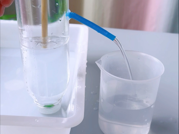 小时候的压水井还记得吗?用水瓶做一个有趣简易压水装置和孩子一起...