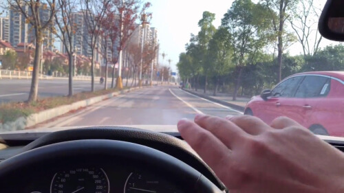 窄路侧方位停车,左侧车头距离如何判断,打满方向不会刮蹭?