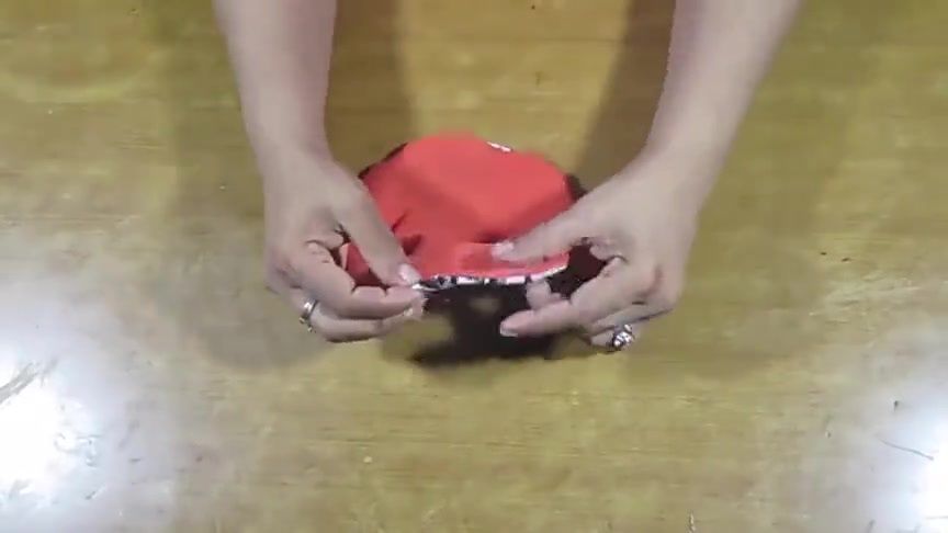 用旧衣物,手工制作花形抱枕套