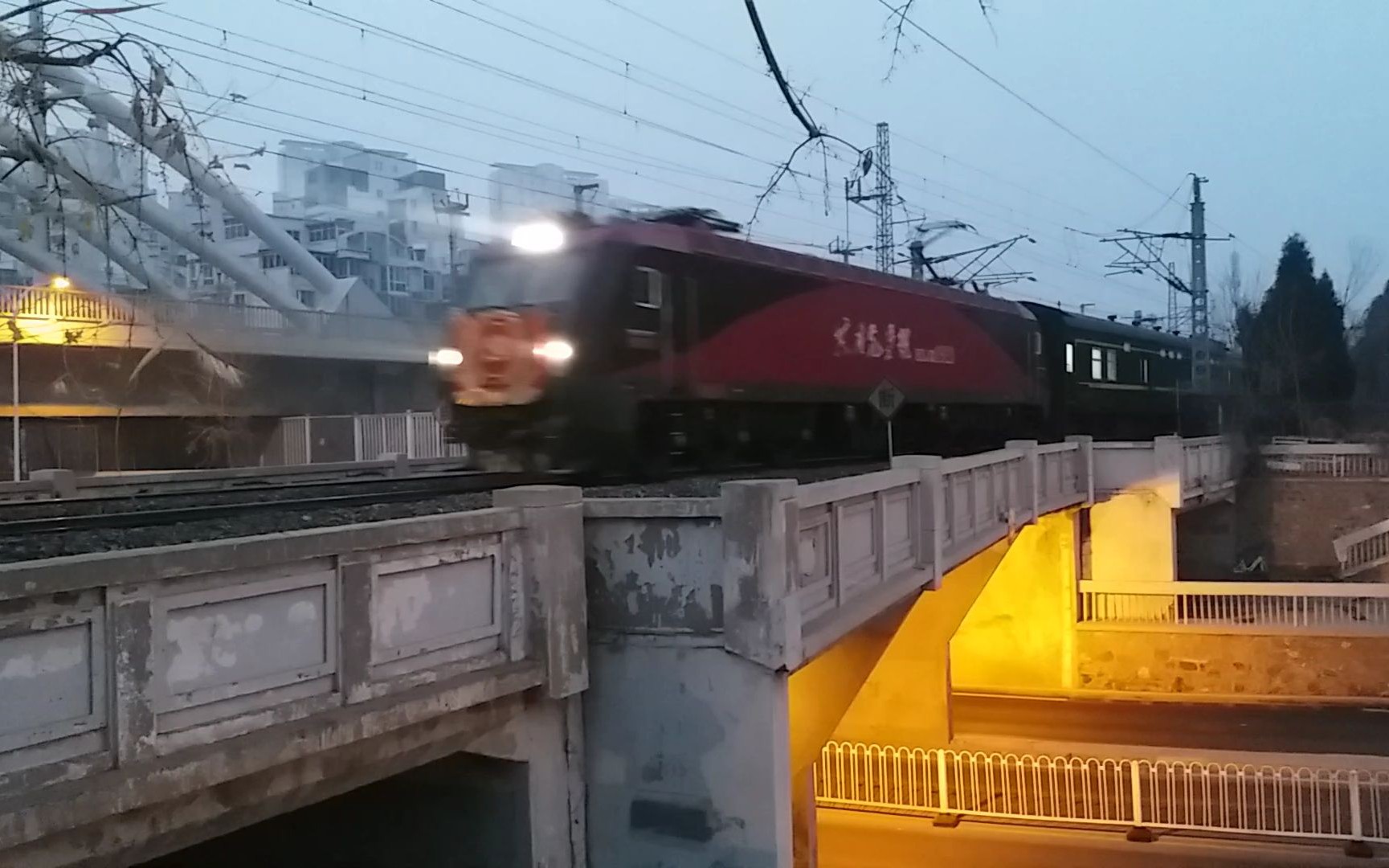 HXD3D1921牵引K28次天津站发车,终于拍个稍微高清点的完全体