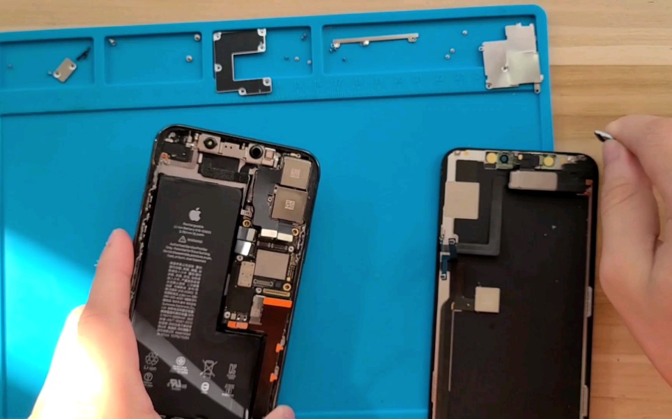 苹果11Pro Max 二手99新手机听筒没声音维修,拆开看主板是重摔的