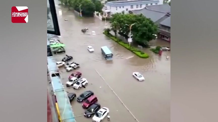 云南文山暴雨后 交警捡一堆车牌喊你们来领了