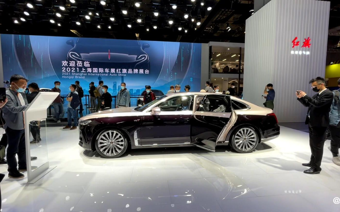2021上海车展实拍红旗汽车展台,旗舰品牌 民族品牌,绝对的爆赞