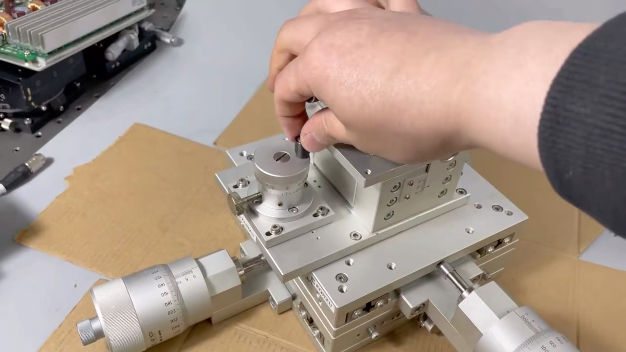 五轴手动微调平台 1微米分辨率 XY轴 行程25mm行程 台面160×160...