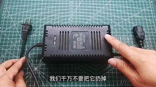 电动车充电器坏了不用慌,教你用一支电笔就能修好所有问题