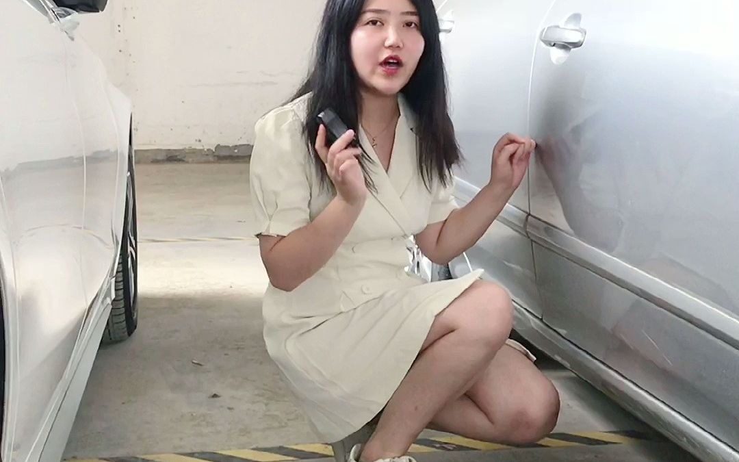 小姐姐安装GPS定位器,用这种的秒速定位更省心,安装不在话下。