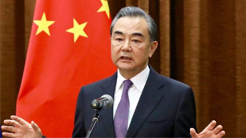 普京承认乌东两地“独立”,关键时刻,王毅当着美国面,亮明立场