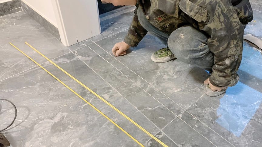 推拉门配地轨铜条,虽然安装麻烦一点,但好用啊[偷笑]