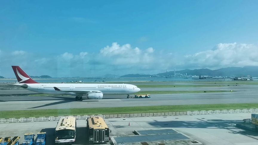 国泰航空,我可能发现了一架假飞机,被小车拖走是要“维修”吗?