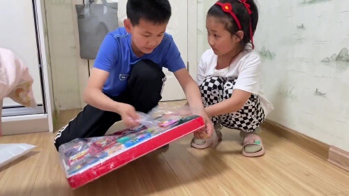 妈妈给杨可实现小愿望喽!买整版洞洞乐,哥哥手气太臭了,直撇嘴