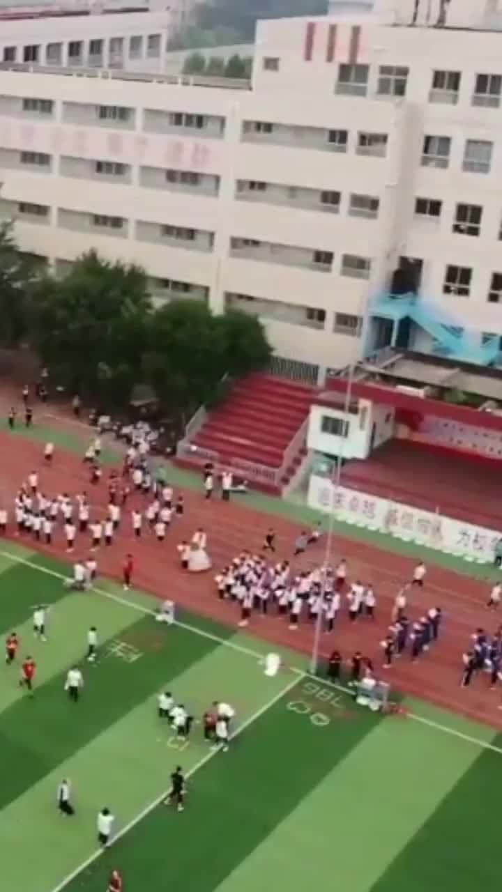 .b>衡水中学考生早上6点正常跑操