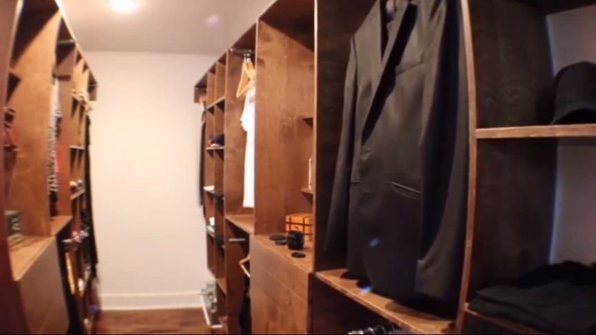 灵活使用刨花板技术,制作实木皮的衣帽间