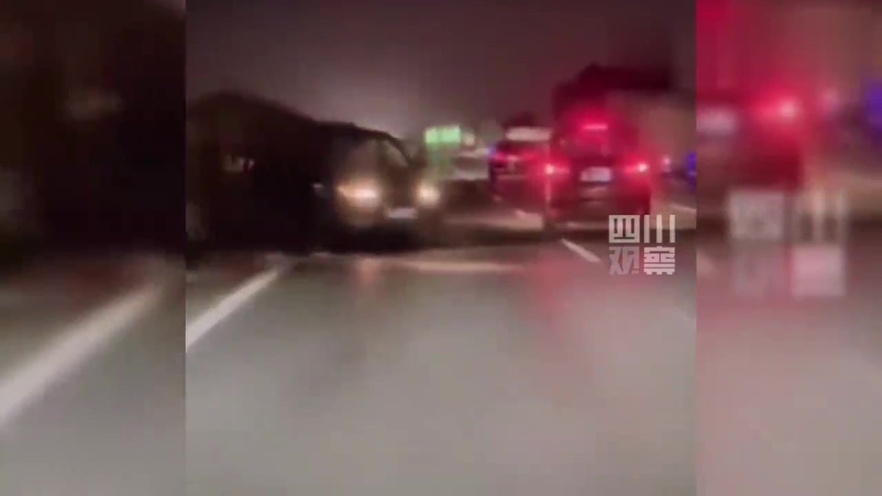 时速120千米突遇前方事故车,车辆主动安全系统介入及时避险