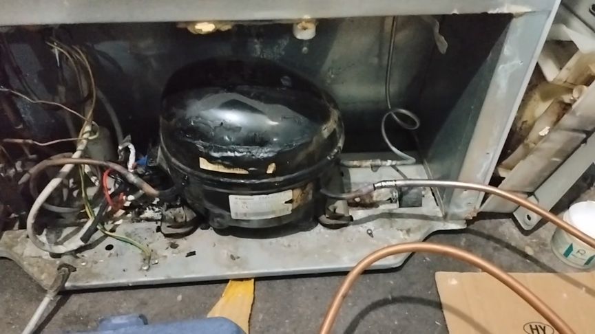 海尔冰箱型号BCD-215DF通电不制冷,打开后盖检修。