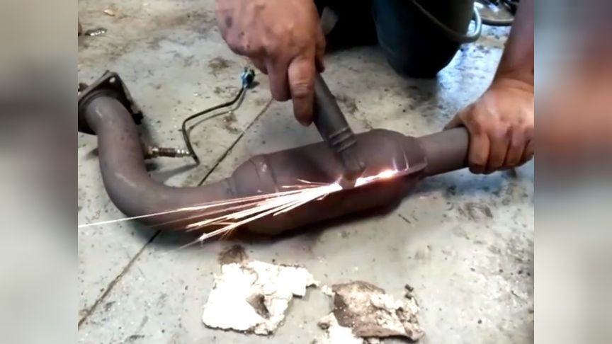 原来汽车排气管上的消音器里装的是这些东西,怪不得能“消音”!