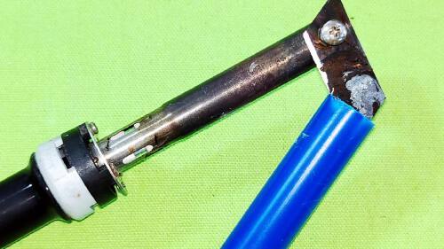 头一次见水电工这样用电烙铁,故意把刀片塞进烙铁芯,用着真方便