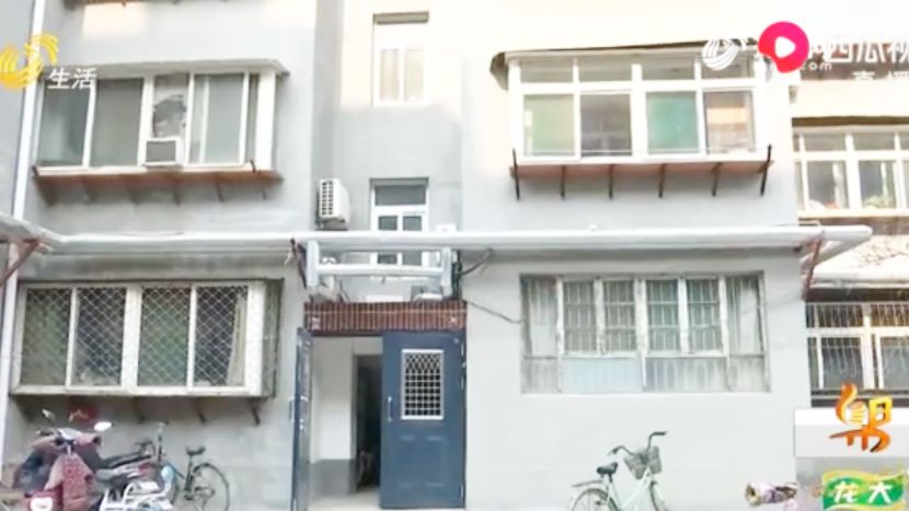 小区暖气片“上暖下凉”,老人冷得待不住,工作人员只会“放水”?