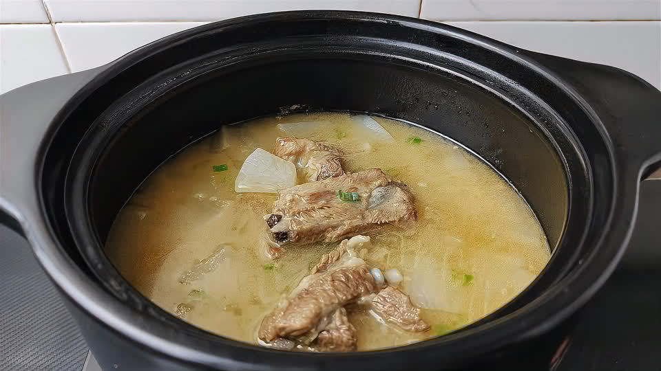 好喝的排骨汤原来是这么做的。汤汁清甜好喝排骨软烂入味