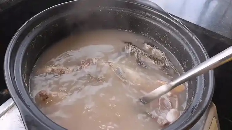 芡实煲鲫鱼,汤浓鲜甜又营养!简单做法,速来收藏!