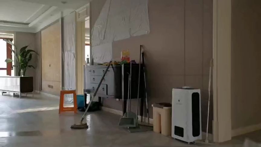 你见过这样敬业的项目经理吗?装修现场安装完,还得打扫卫生!