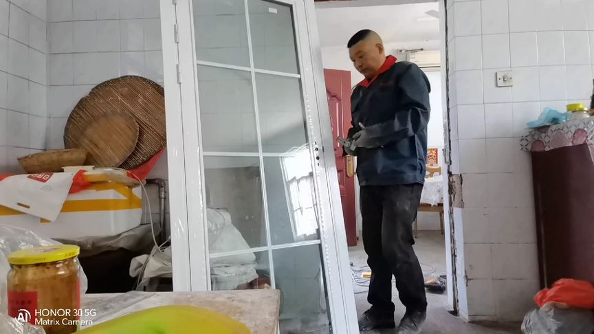 今天装的厨房玻璃门,上当了,太难装了,墙不吸钉装了好长时间