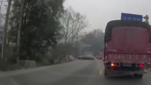 行车记录仪实拍:明明已经蹭到我的车,他还是选择一路作死下去!