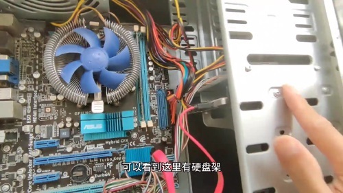 电脑硬盘在什么位置?