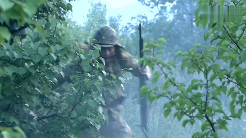 士兵去方便发现了内奸留在石头上的方向指示标志