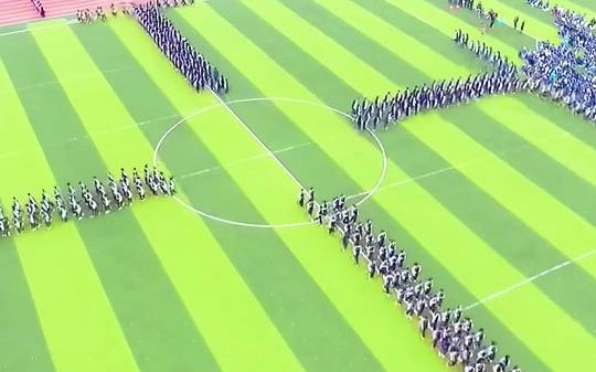 云南某中学运动会,学生跑出贪吃蛇队形!