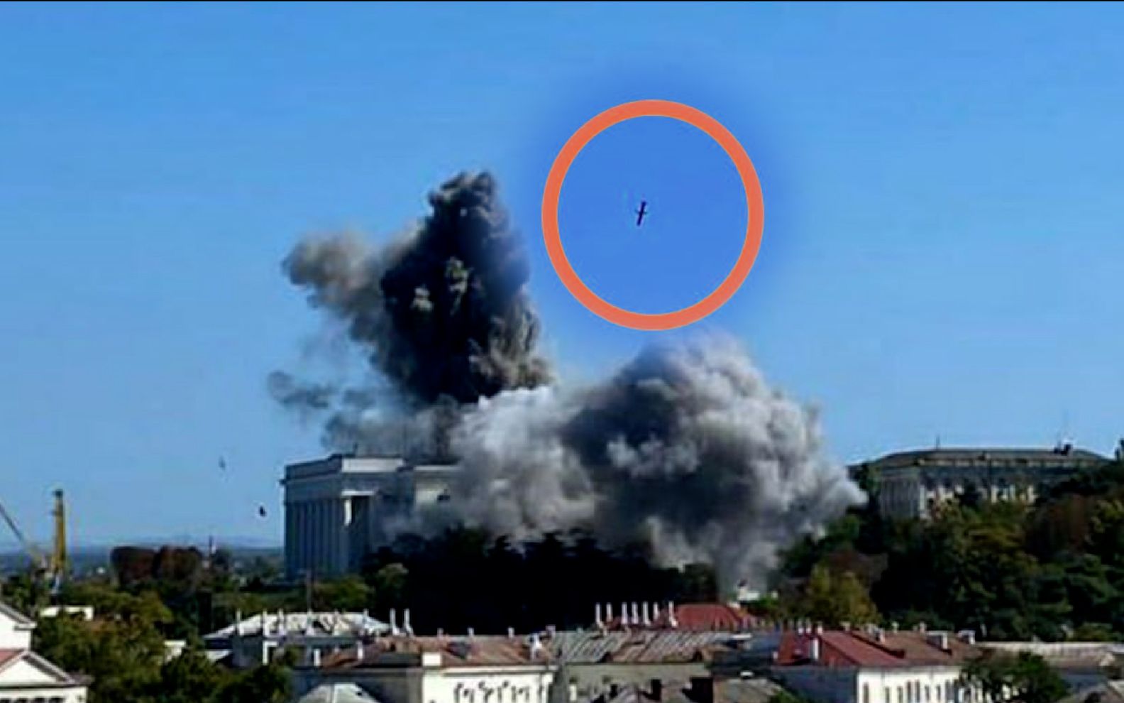 俄罗斯黑海舰队总部被乌军3枚风暴之影导弹击中!乌方:至少9人死亡...