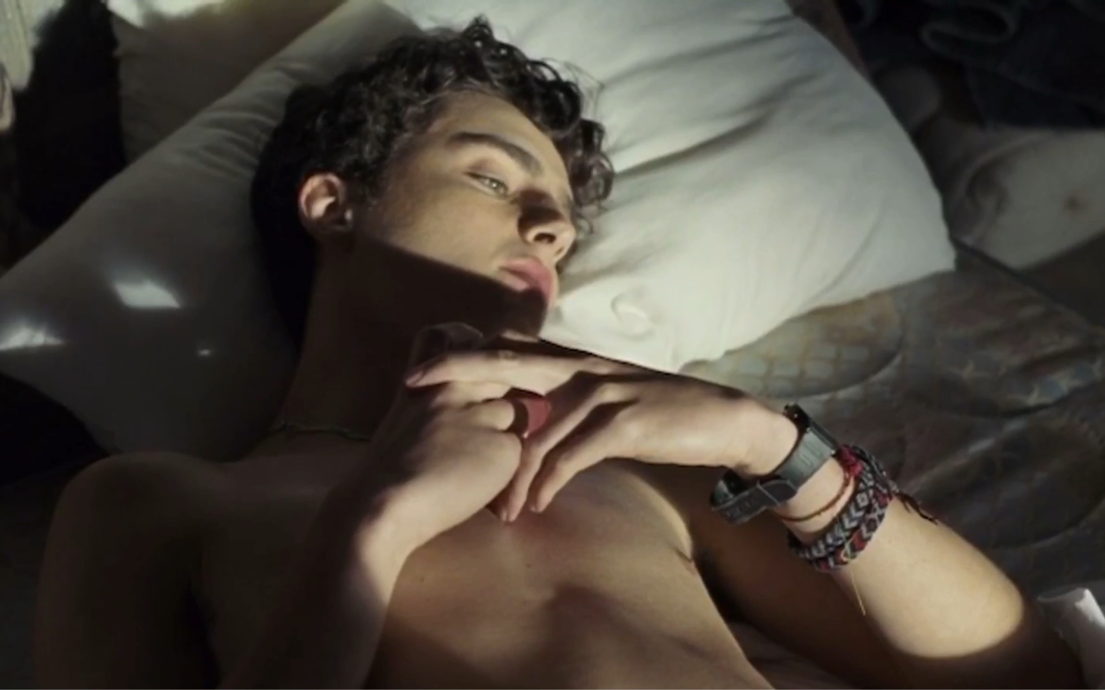 《请以你的名字呼唤我》经典片段