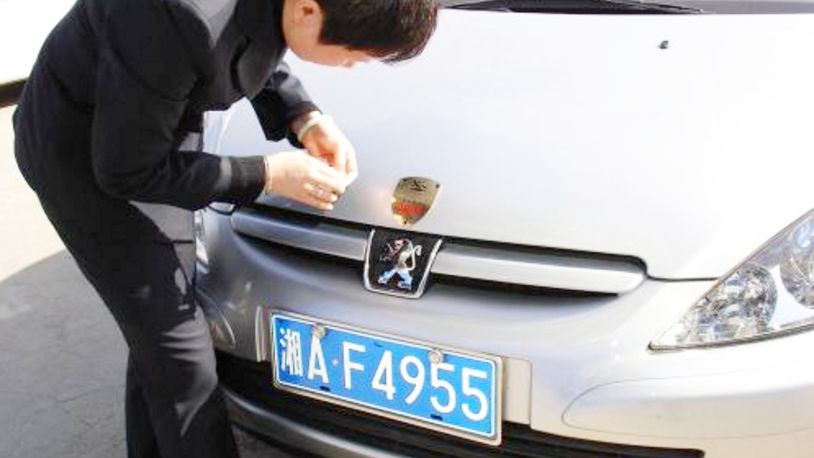 今年起,车牌必须上4个螺丝,否则就扣分?那车管所只给2个咋办?