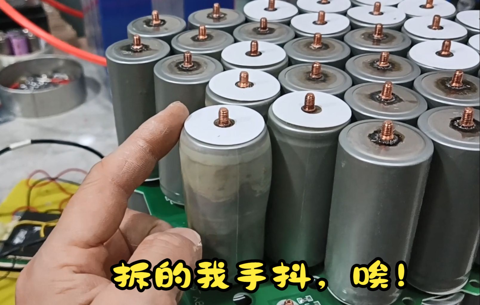 20多个电芯严重烧损,要不是磷酸铁锂安全性较好,早就上热搜了