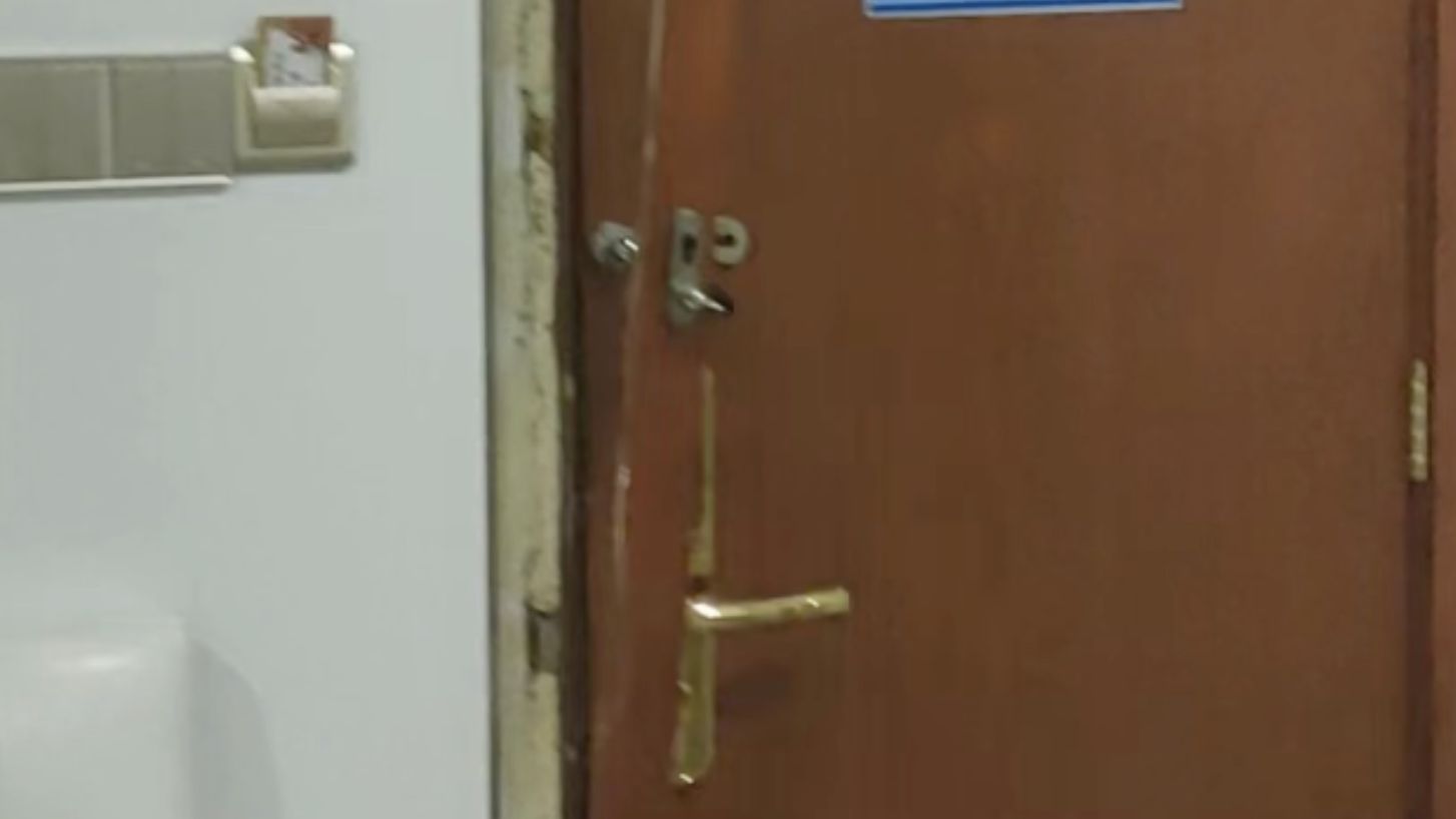 女子称住酒店裸睡半夜门被刷开,工作人员:确有此事,已经处理了