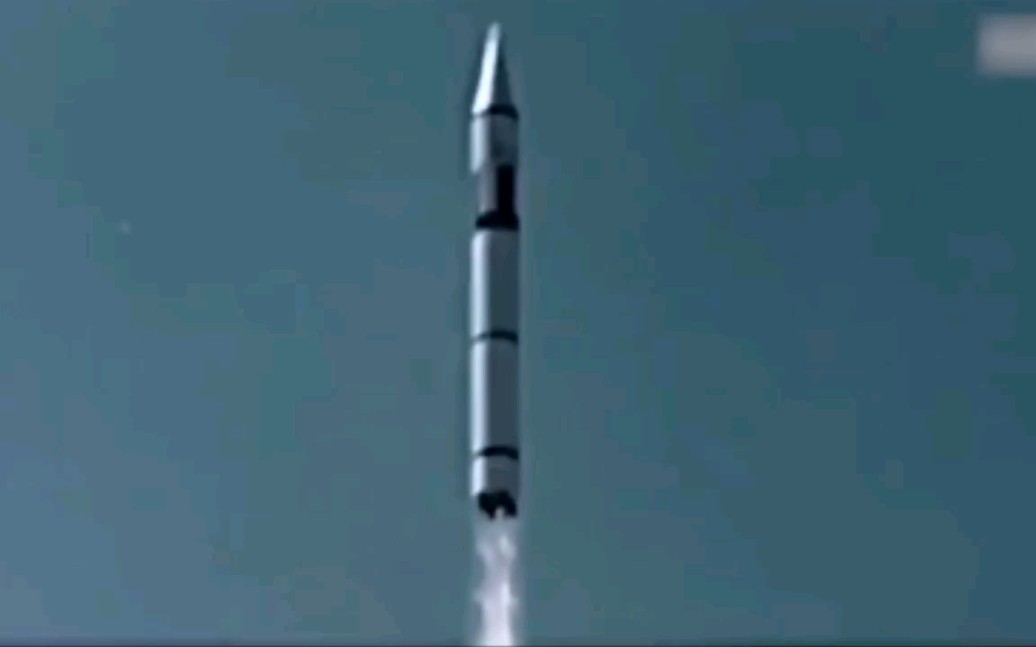 中国第一枚洲际弹道导弹发射