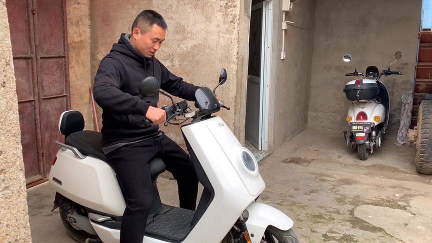 4000块小牛电动车和2400块爱玛电动车,锂电池好,还是铅酸电池好