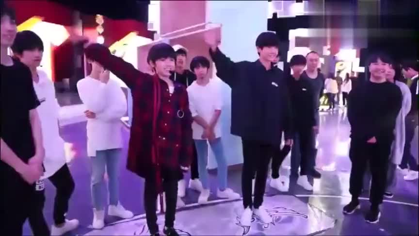 TF家族《跳舞机舞蹈》,宋亚轩原来是隐藏高手,扭腰的样子好萌