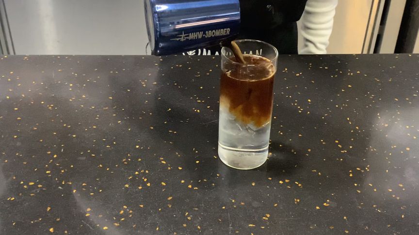 天气闷热时,来一杯冰美式咖啡是最好不过了,简单又易操作