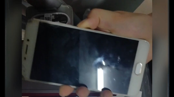 ...一开机就关机,有虚电,屏幕也摔坏了,购了电池,自己拆,不行,回家再换。