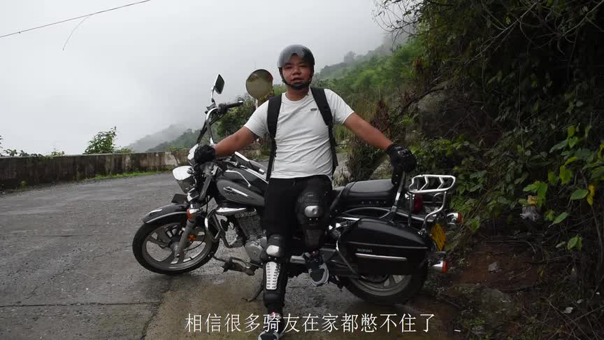 雨天怎样骑摩托车才安全?湖北车神现场讲解,这样压弯才是正确的