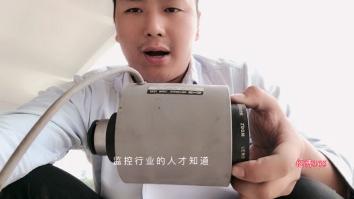 十年前老式模拟监控摄像头,曾经价值不菲,现在变成一堆废品