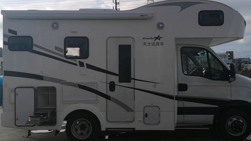 新下线的依维柯C型房车,厨房也是工作台,大家看看有哪些变化?