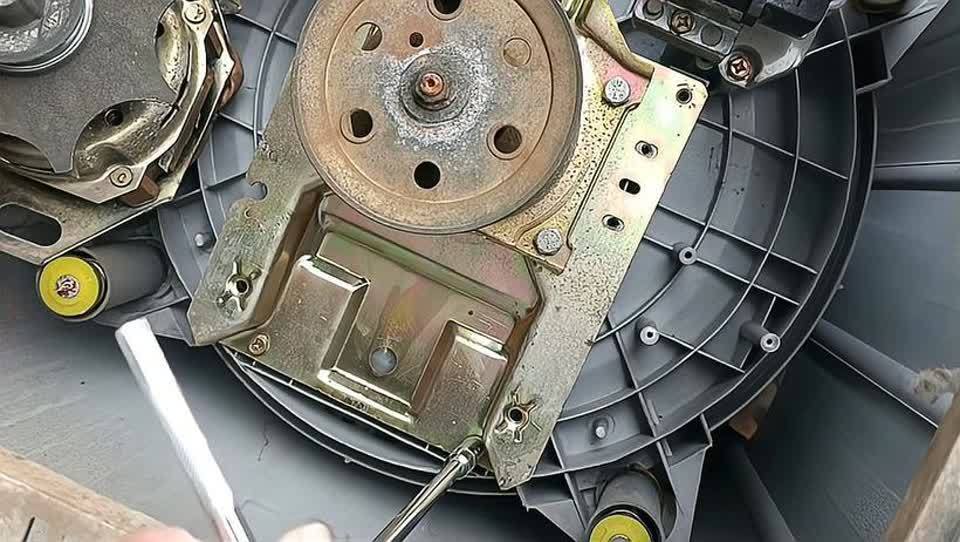 今天教大家离合器怎么拆卸更换的看看吧!