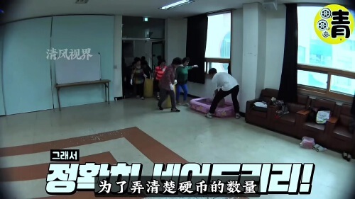 大爷特别喜欢收一分钱的硬币,年下来存了整整万枚
