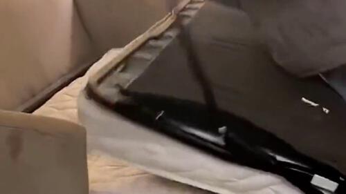 兄弟体验家里的折叠床,这东西果然非常的有力气,想扔他已经很久了