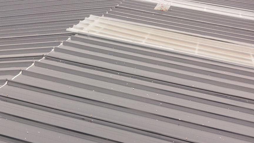 钢结构修房子,今天盖瓦,两百平方用时一个小时干完