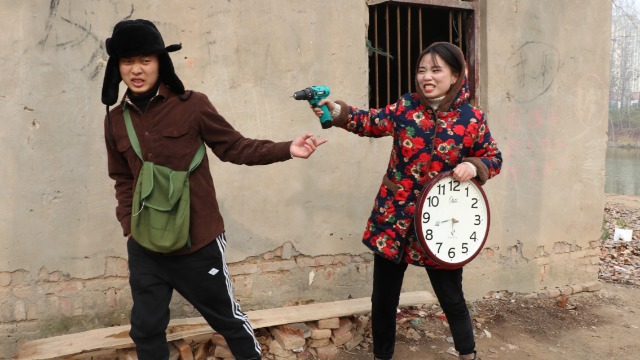 小伙伴套路六哥修钟表,结果钟表转圈了,六哥却心虚跑了