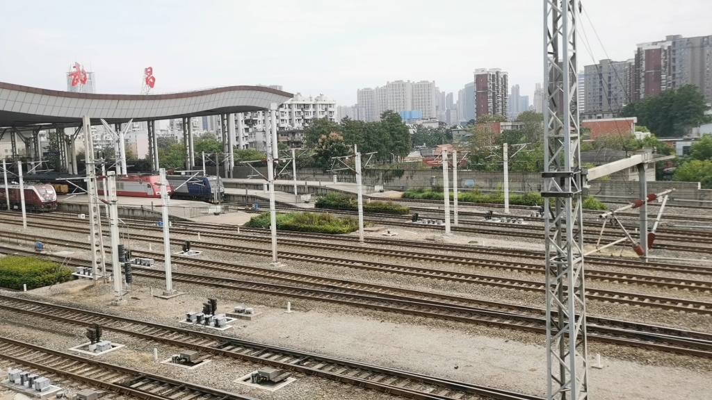 K531次列车出武昌站